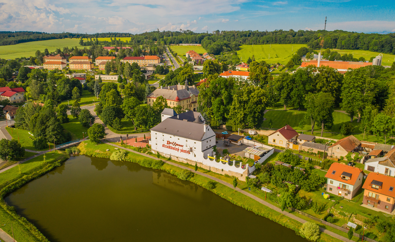 Zámecký statek s restaurací a jízdárnou, Dolní Rožínka - Sotheby’s Int ...